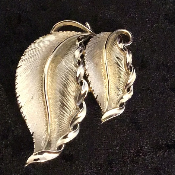 Lisner Jewelry | Jewelry | Lisner Gold Tone Pin Brooch | Poshmark